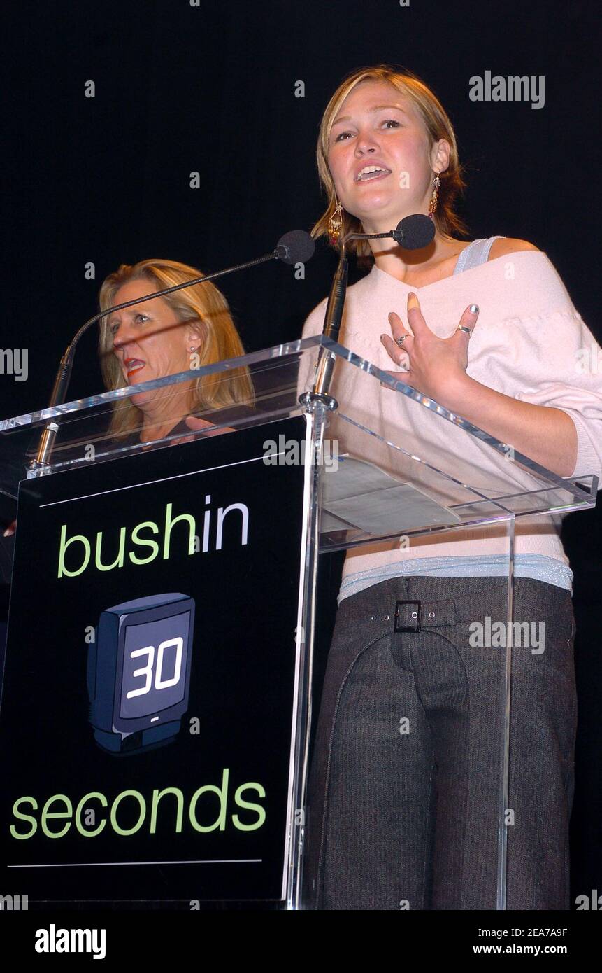 L'actrice Julia Stiles présente quelques-unes des annonces du concours ...