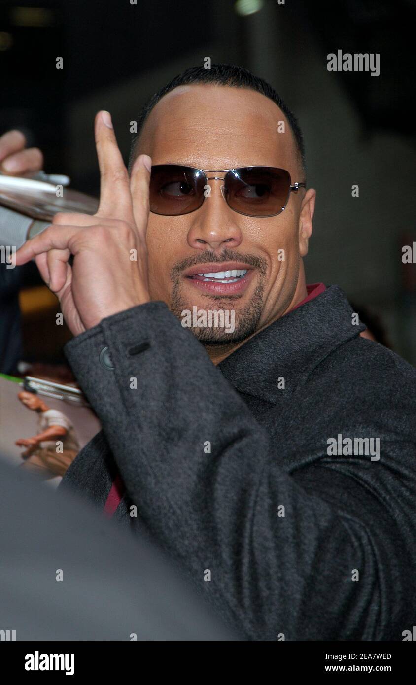 Actor the Rock arrive au théâtre Ed Sullivan pour son apparition sur le ...
