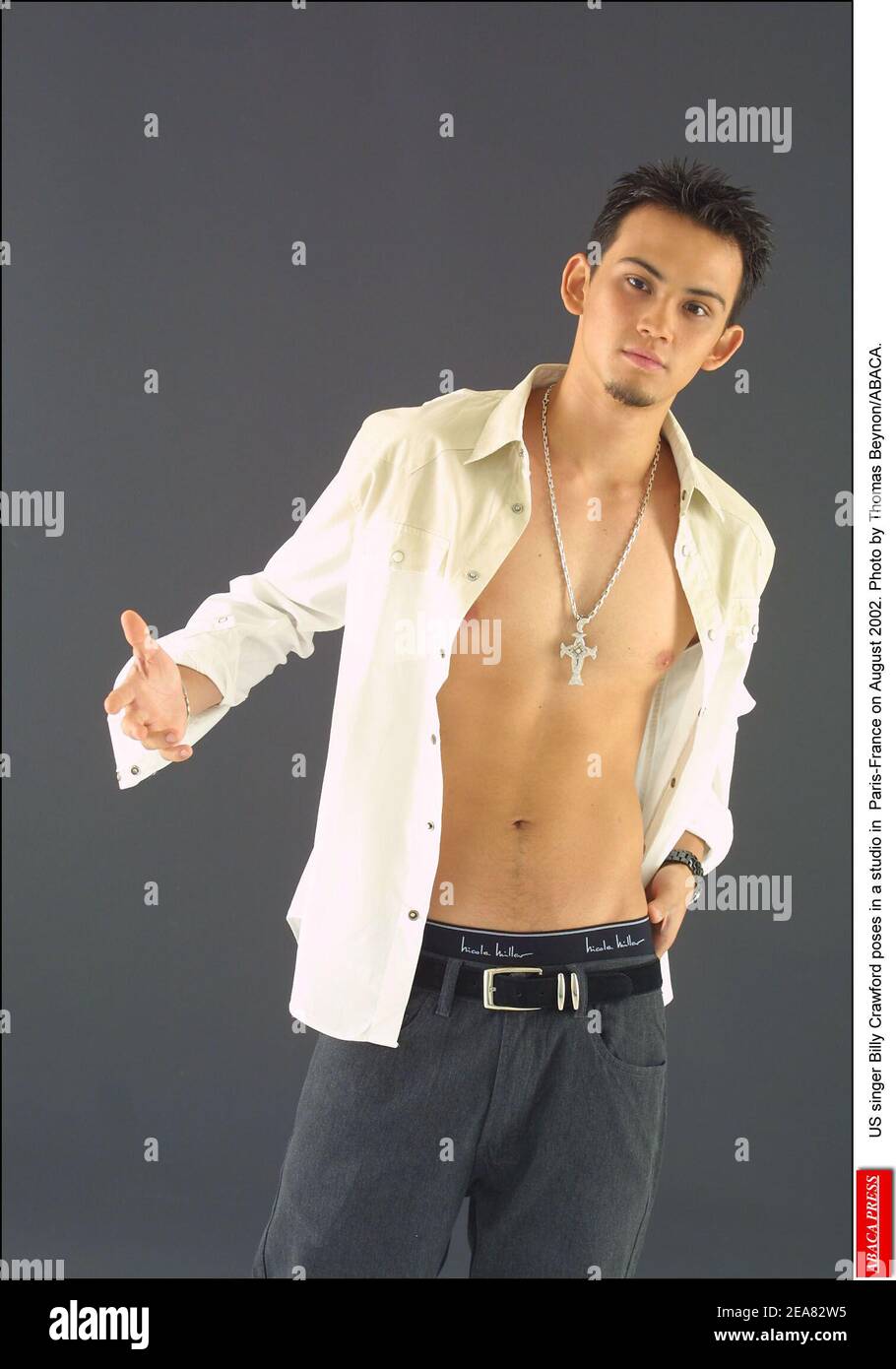 LE chanteur AMÉRICAIN Billy Crawford pose dans un studio à Paris-France le 2002 août. Photo de ...