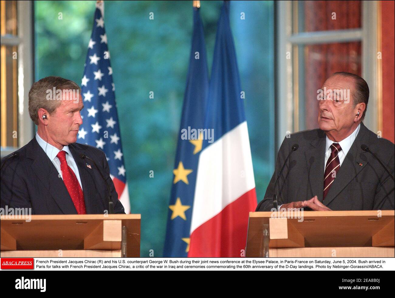 Le président français Jacques Chirac (R) et son homologue américain ...