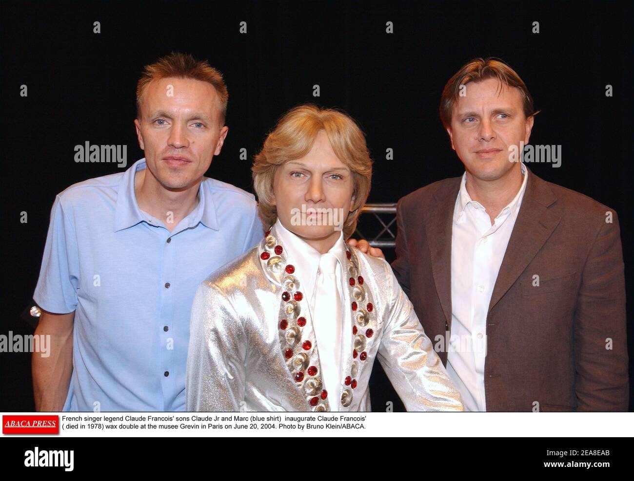 Le 20 juin 2004, Claude Jr et Marc (chemise bleue), fils de Claude ...