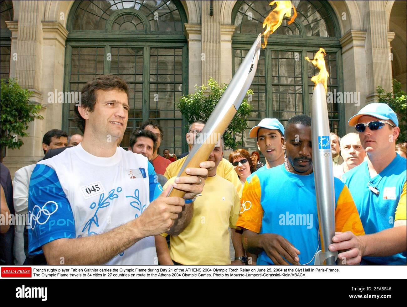 Le joueur français de rugby Fabien Balthie porte la flamme olympique au ...