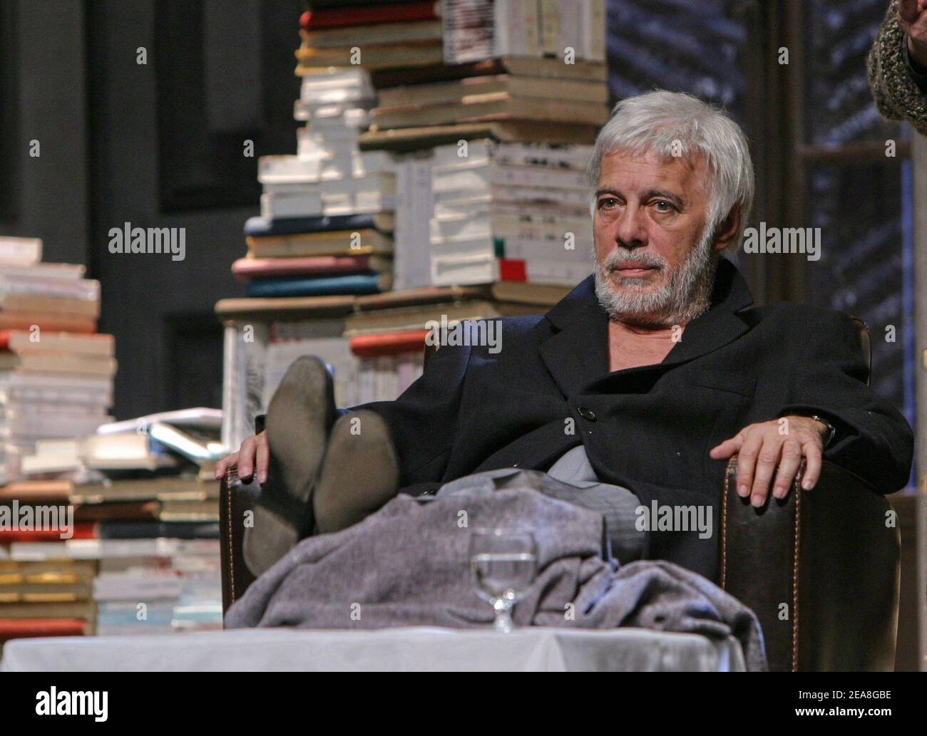 Photo du dossier en date du 7 mars 2004 de Guy Bedos pendant la ...