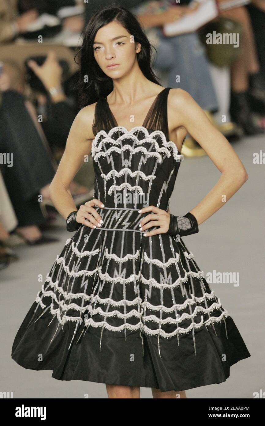 Un modèle présente une création du couturier allemand Karl Lagerfeld ...