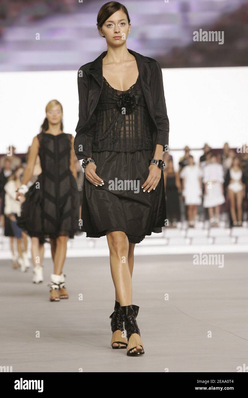 Un modèle présente une création du couturier allemand Karl Lagerfeld ...