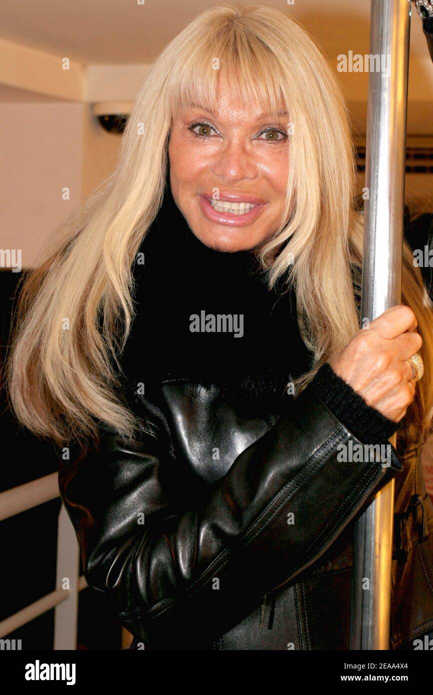 La danseuse française Lova Moor participe à un cocktail pour l ...