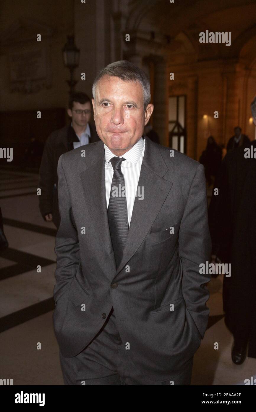 L'ancien chef de la direction de Thomson-CSF, Alain Gomez (L), quitte ...