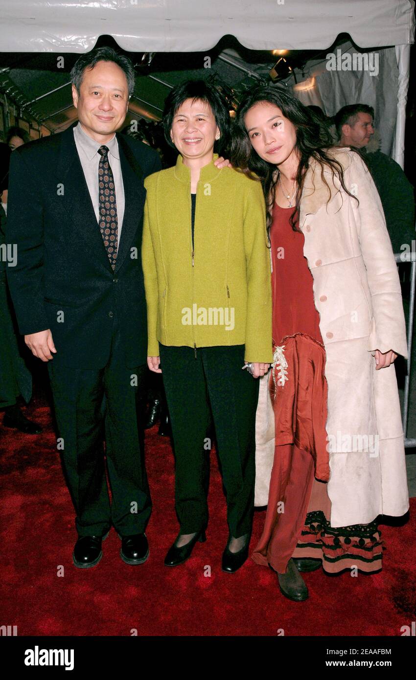 Le réalisateur taïwanais Ang Lee avec sa femme Jane Lin (C) et l ...