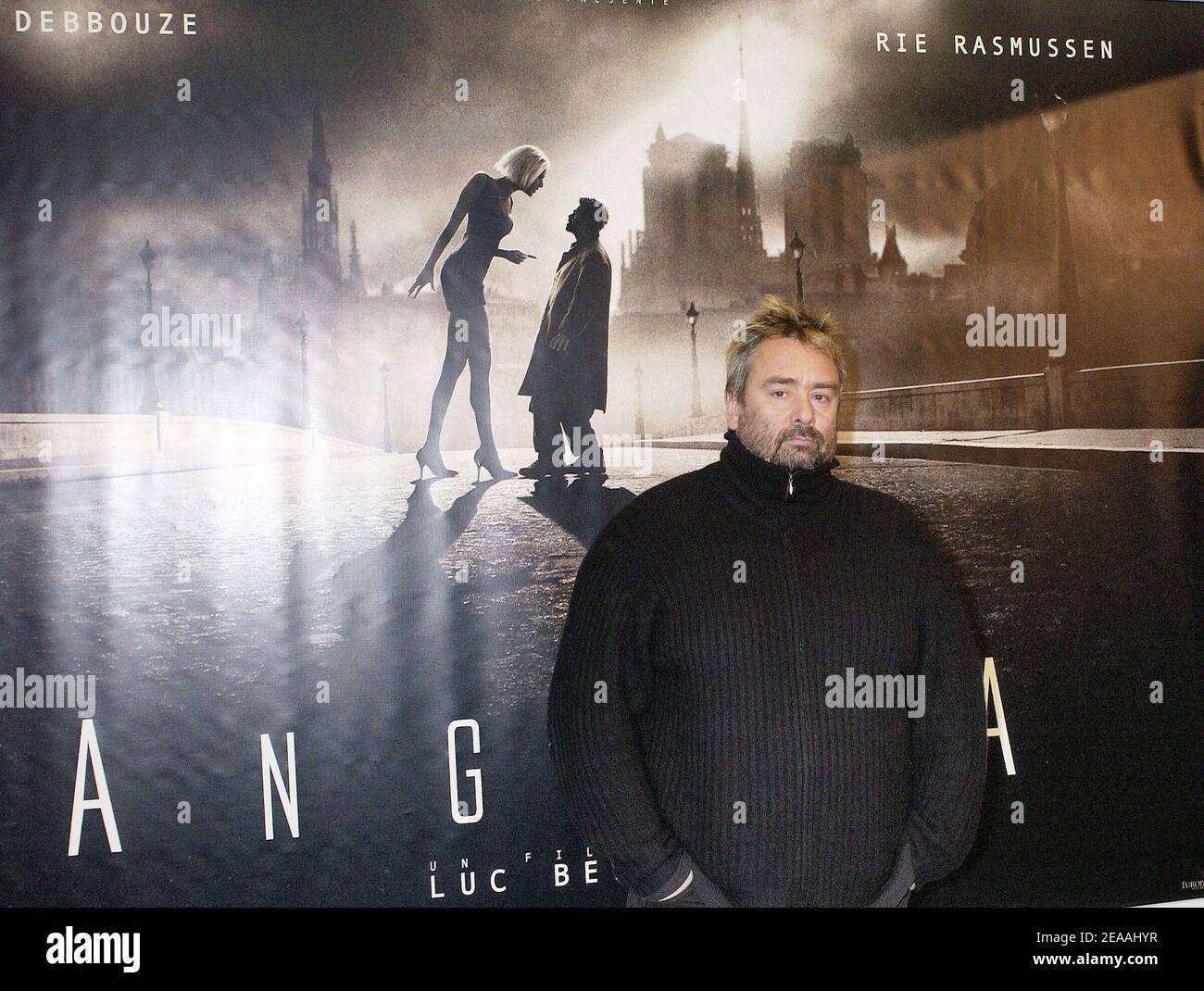 Le réalisateur français Luc Besson pose devant l'affiche de son dernier ...