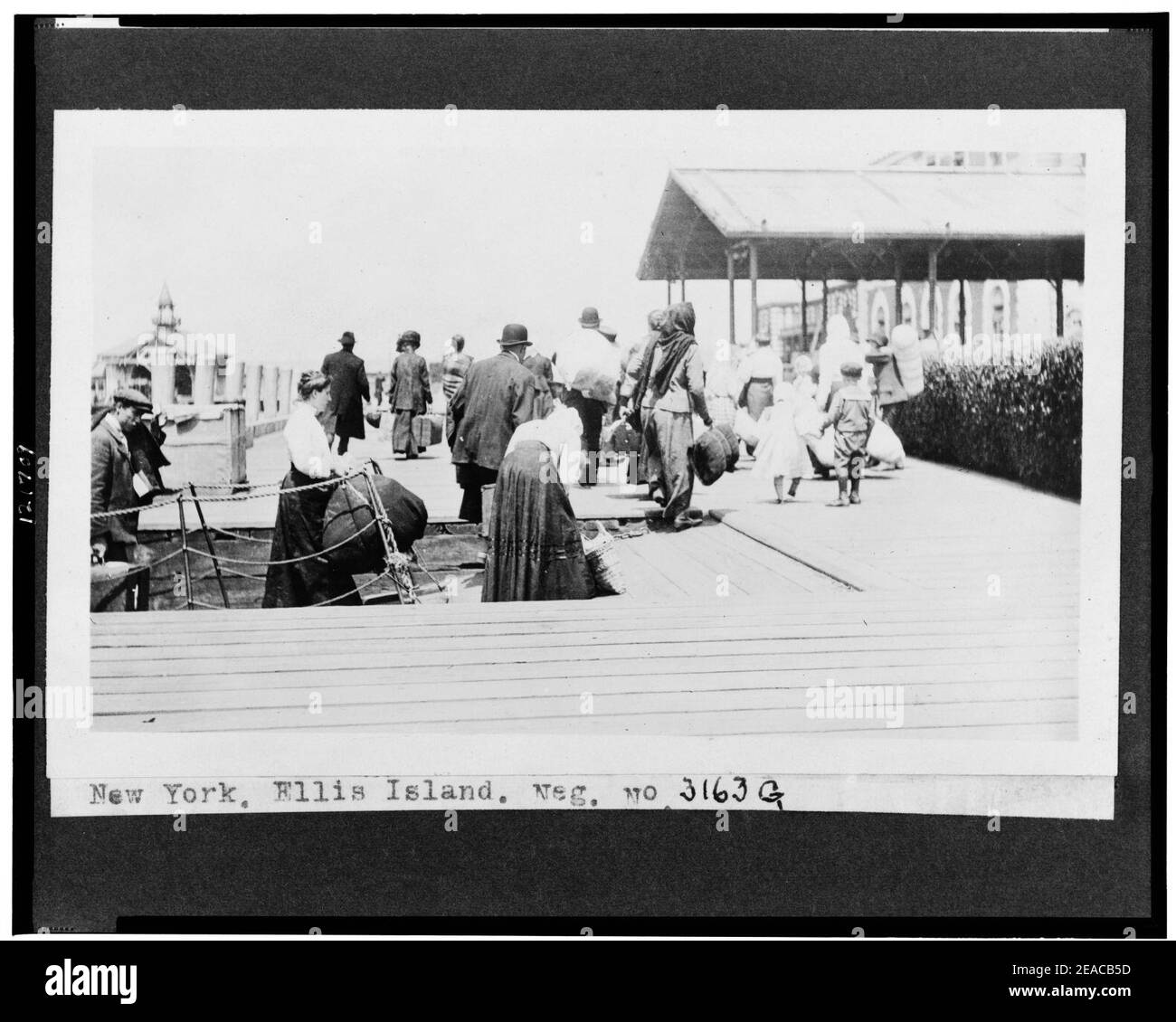 Vintage ellis island Banque d'images détourées - Alamy