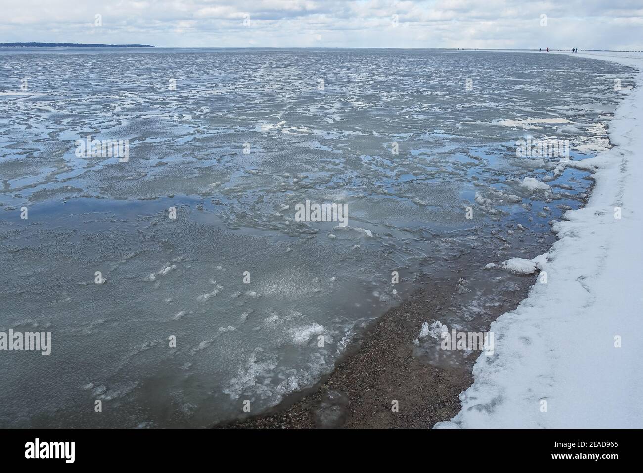Rewa, Pologne 6 février 2021 des personnes marchant le long de la côte ...