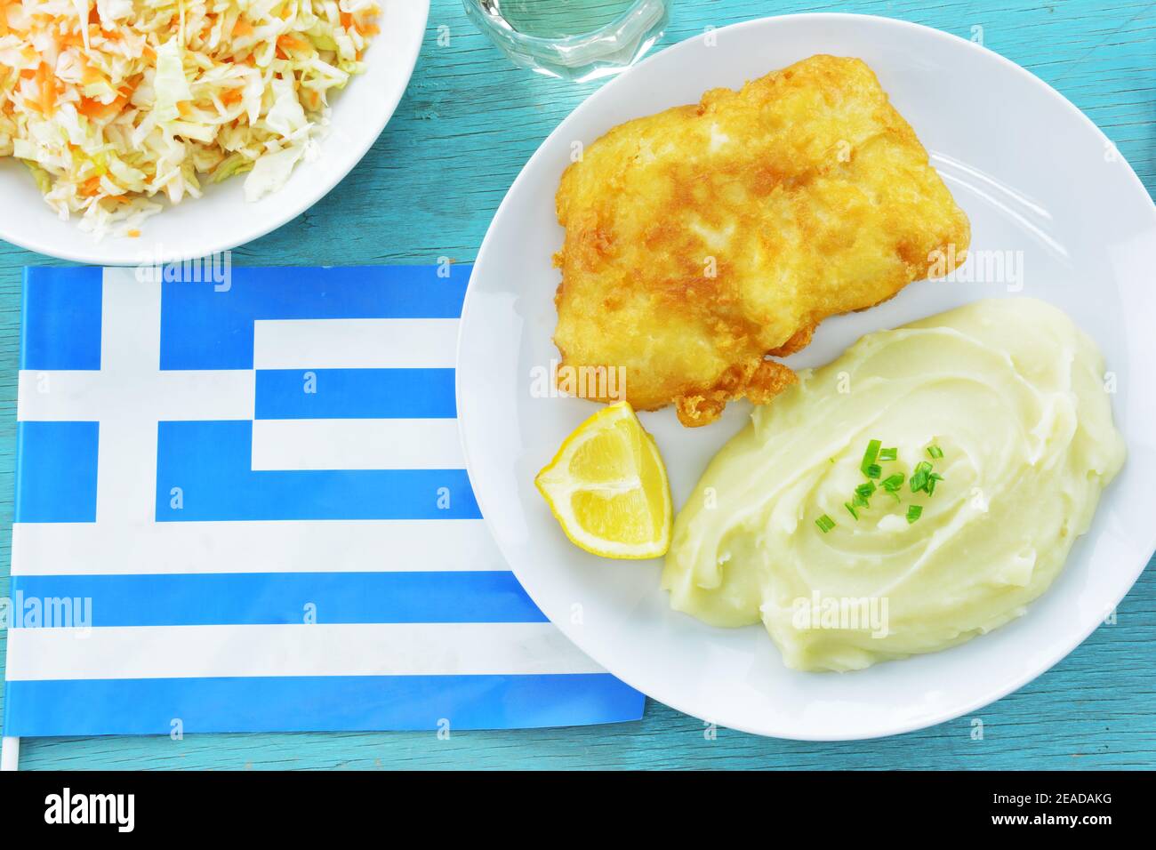 Drapeau grec et repas de plat traditionnel grec de pain, poisson à la ...