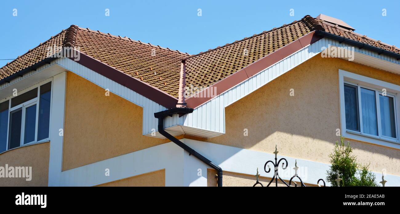 Un gros plan sur une vallée de toit en argile rouge, une structure d ...