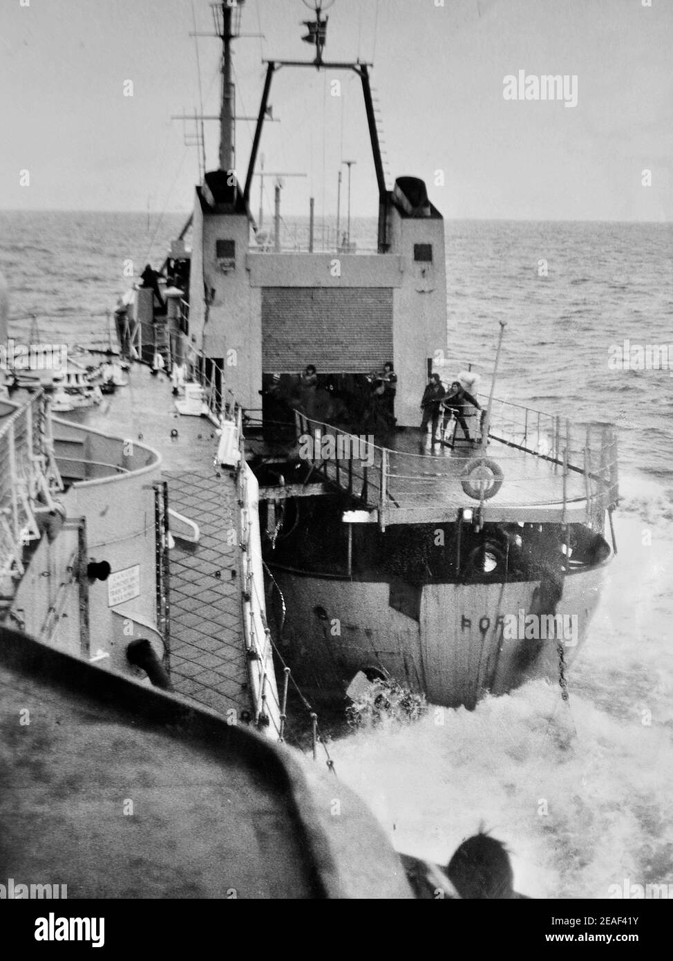 LE HMS LEANDER ET LE CANONNIÈRE ISLANDAIS THOR ENTRENT EN COLLISION ...