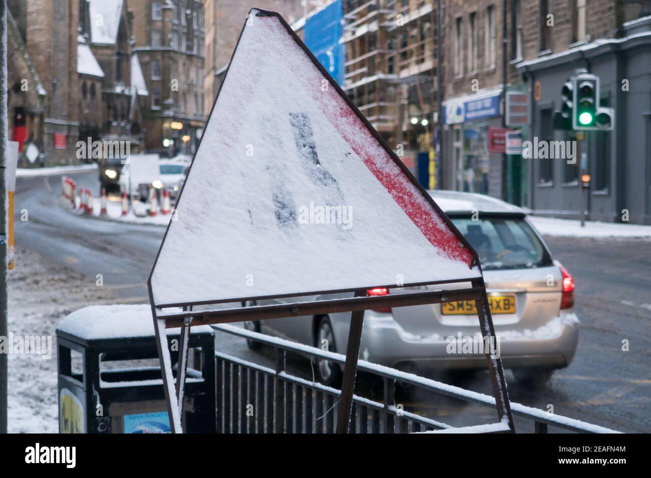 Panneau routier recouvert de neige Banque de photographies et d’images ...