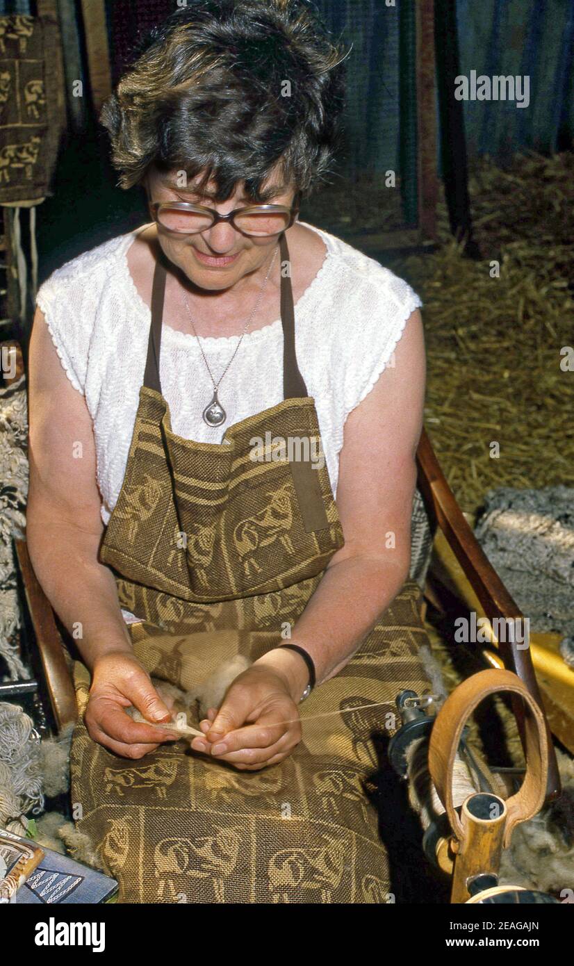 Femme filant la laine Banque de photographies et d’images à haute ...