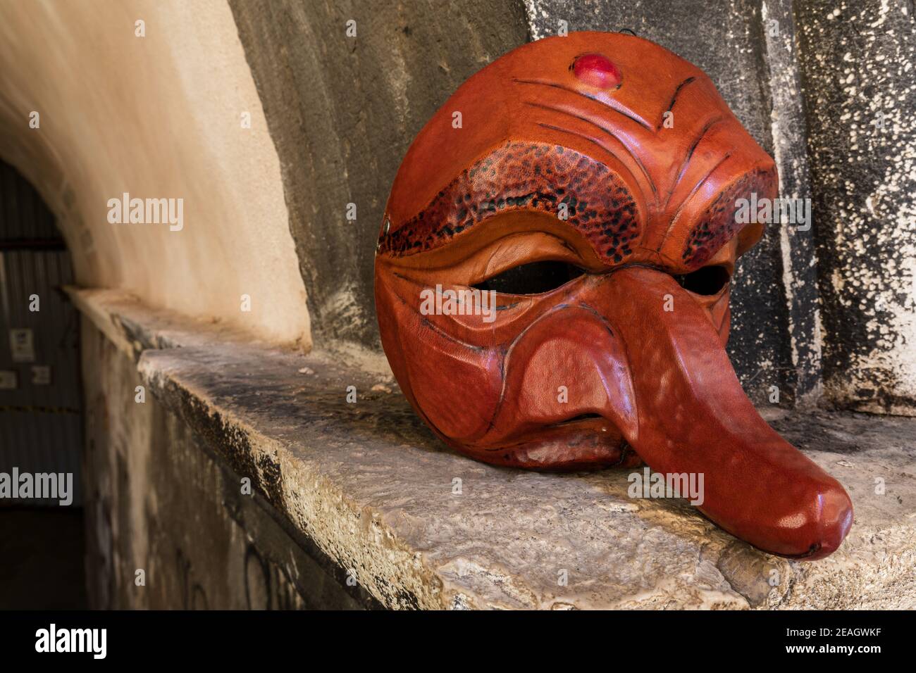 Masque de théâtre en cuir d'il Capitano (le capitaine) par l'artiste ...