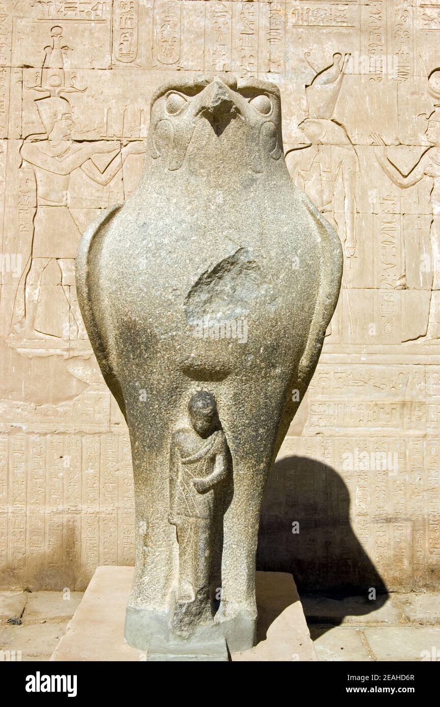 L'ancienne statue de granit égyptien du faucon a dirigé dieu Horus ...
