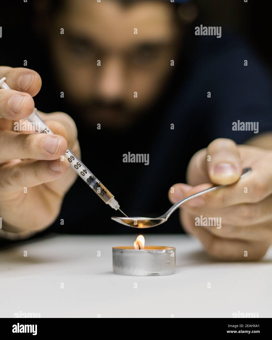 Un jeune homme toxicomane à l'héroïne Banque de photographies et d ...