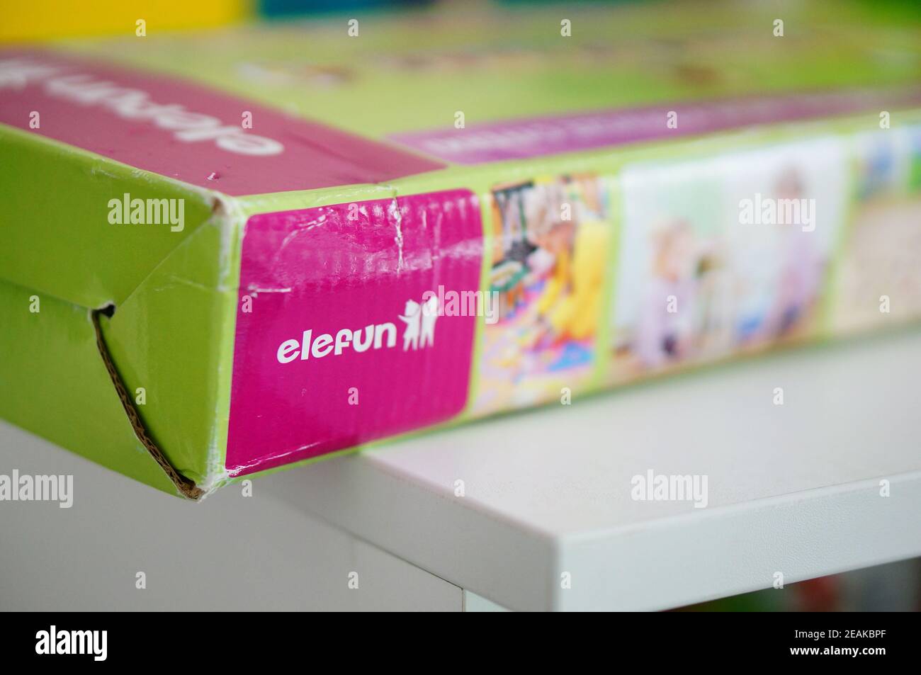 Elefun box Banque de photographies et d’images à haute résolution - Alamy