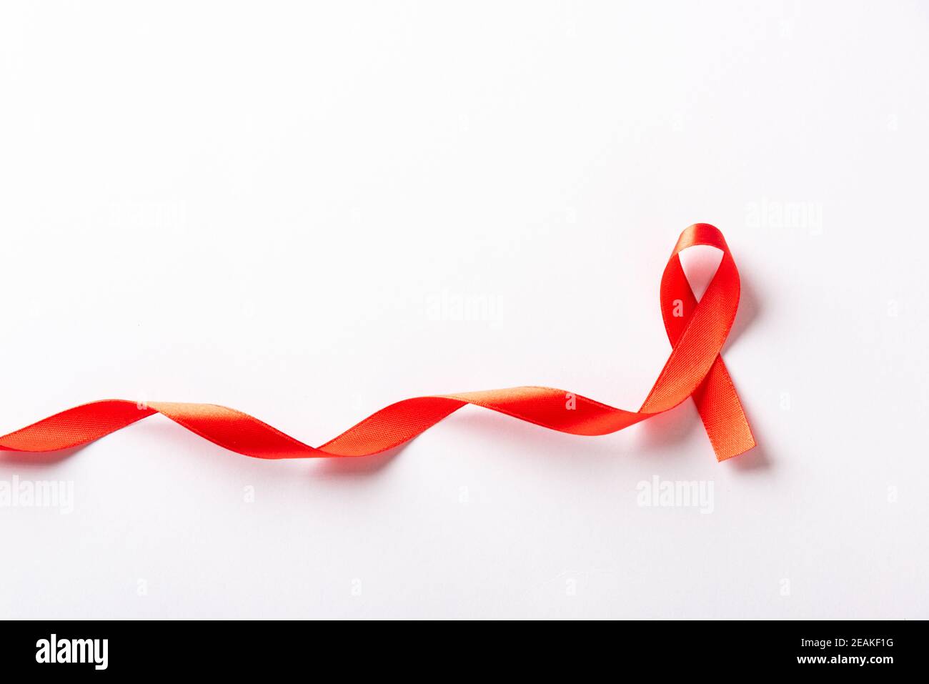 Ruban rouge symbole VIH, sensibilisation au cancer du sida Photo Stock ...