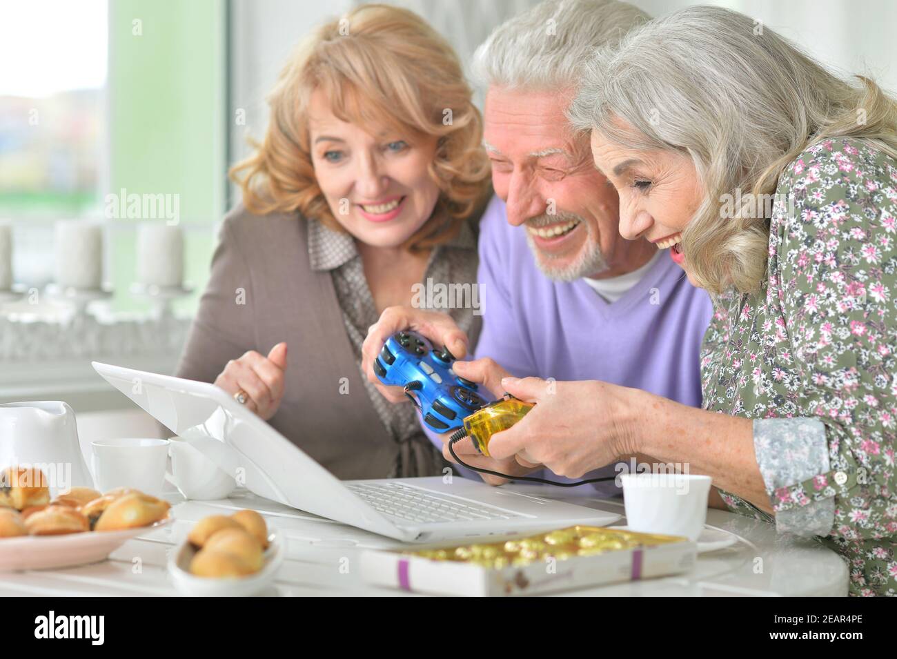 Portrait de personnes âgées heureux jouant à un jeu d'ordinateur Photo ...