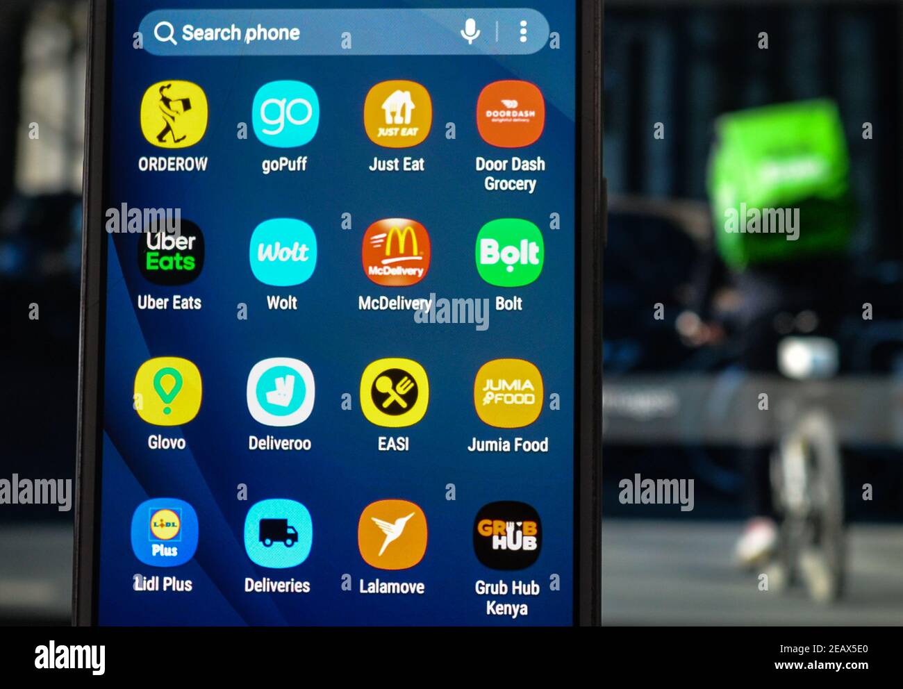 Sur cette photo, les logos Orderow, goPuff, Just Eat, Door Dash, Uber Eats, Wolt, McDelivery ...