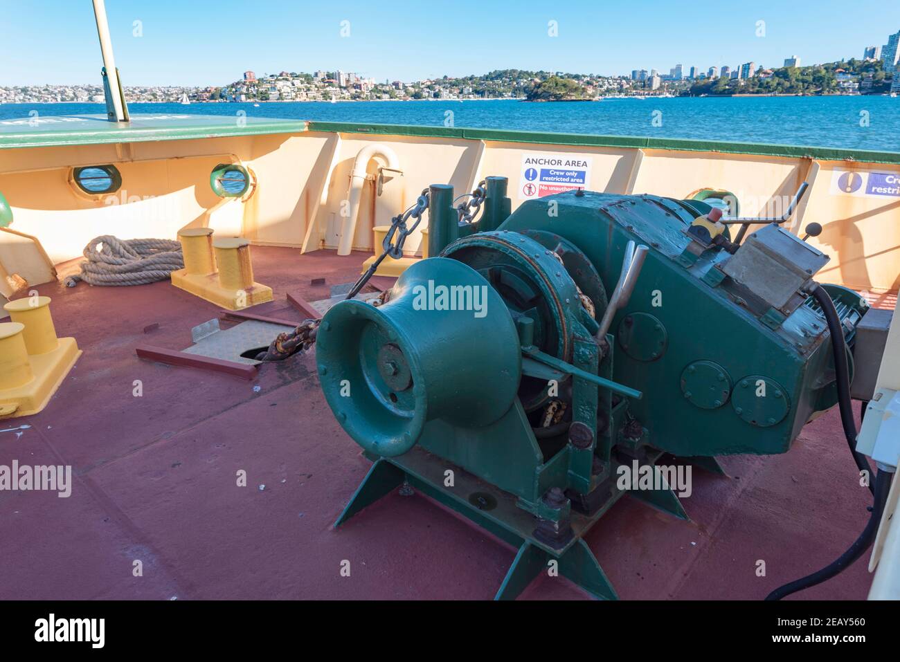 Le moteur de treuil d'ancrage Bow et la zone de focsle d'un ferry de ...