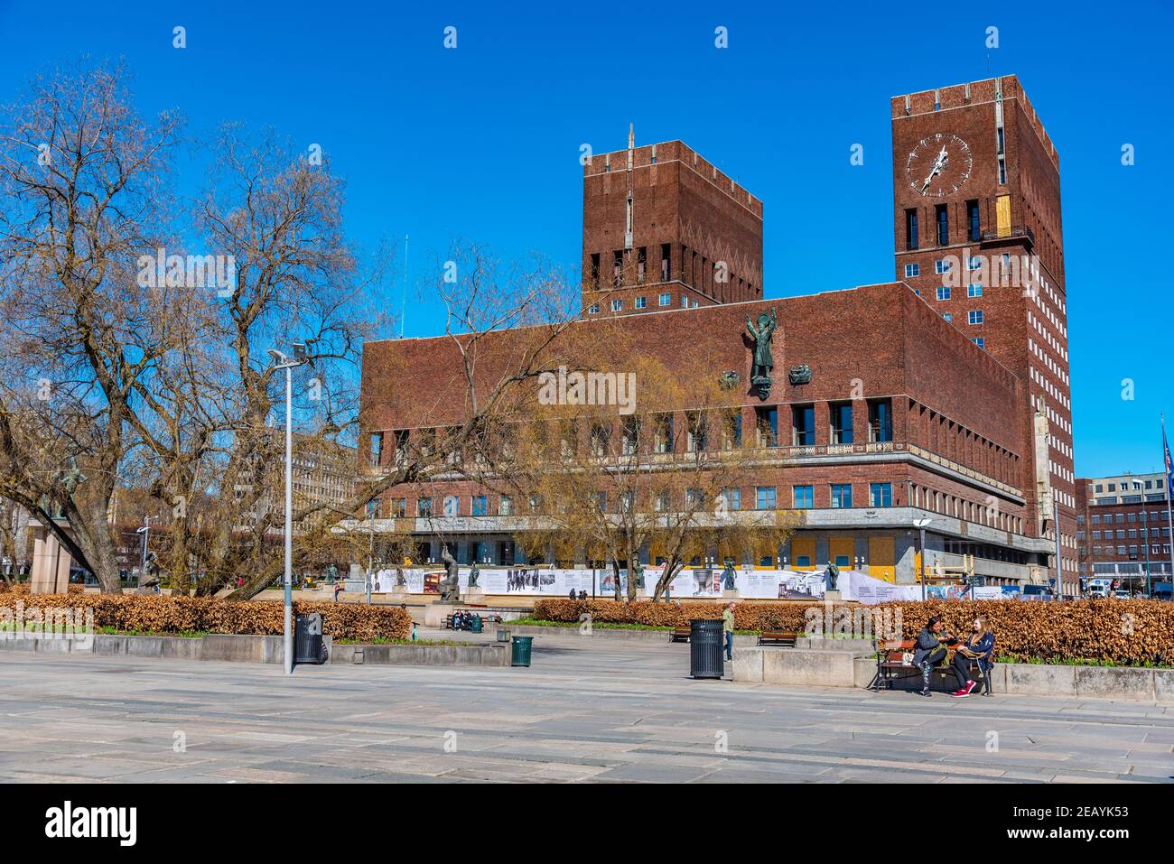 Oslo front city hall sculpture Banque de photographies et d’images à haute résolution - Alamy