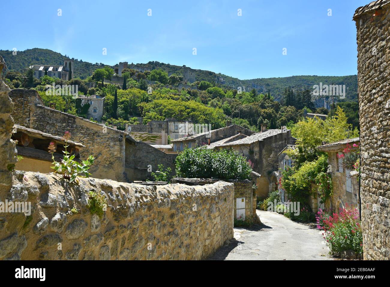 Vieilles maisons rurales traditionnelles en pierre à Oppède-le-Vieux ...