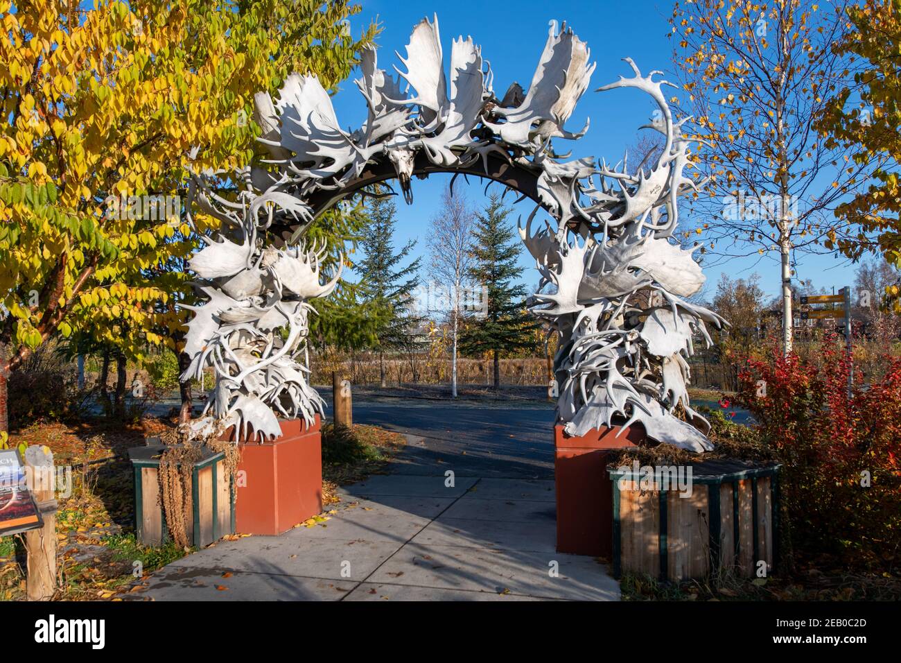Une arche de bois d'orignal et de caribou sert de porte d'entrée à ...