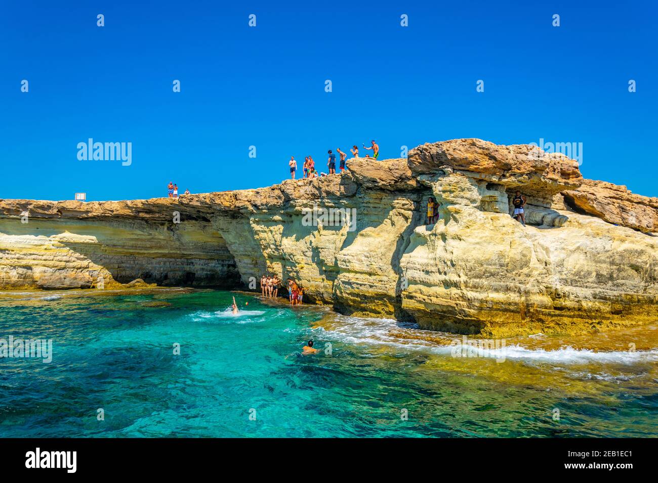 AGIA NAPA, CHYPRE, 30 AOÛT 2017 : les touristes sautent dans la mer ...