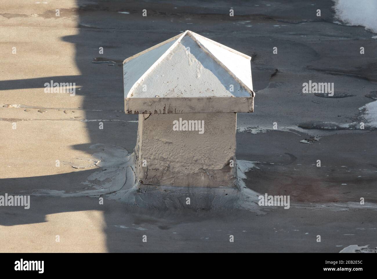 un évent d'évacuation statique sur le toit, qui fait partie du système ...