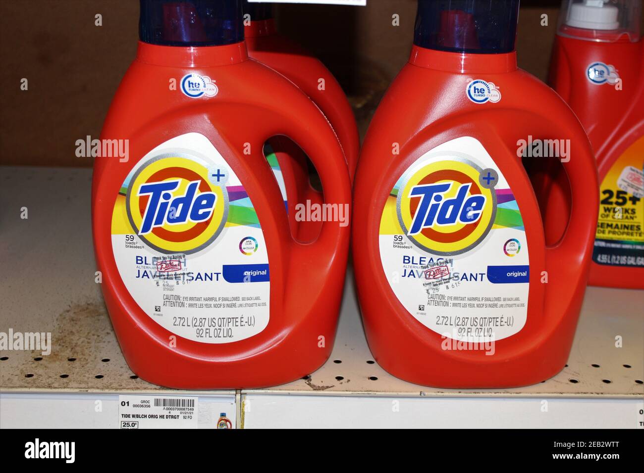 Eau de javel en bouteille bleue Banque de photographies et d’images à ...