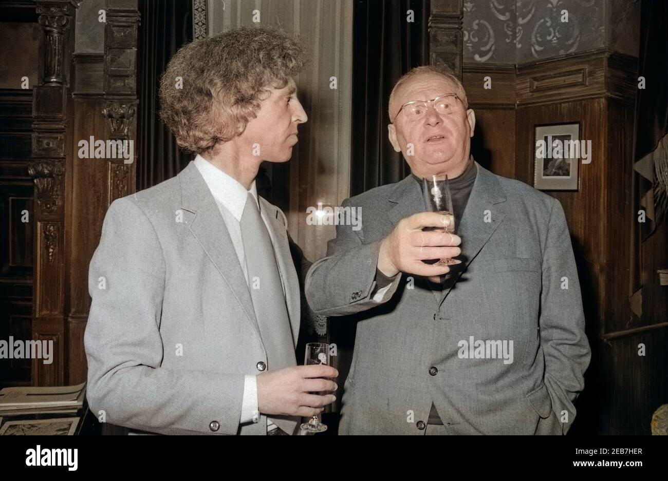 Acteurs et Actrices Gert Fröbe der (33) im Gespräch mit Erich H ...