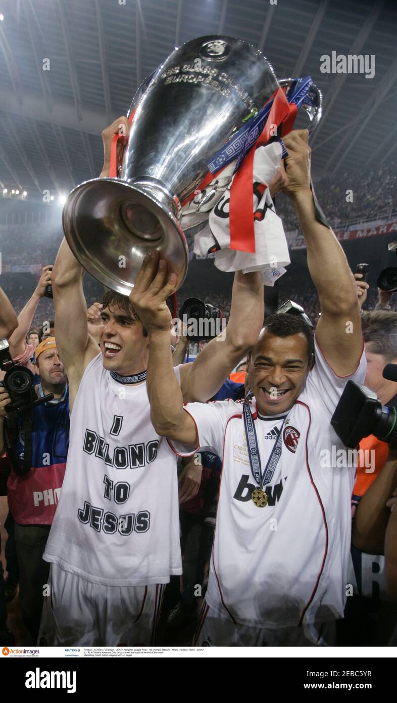 Cafu ac milan celebrate Banque de photographies et d’images à haute ...