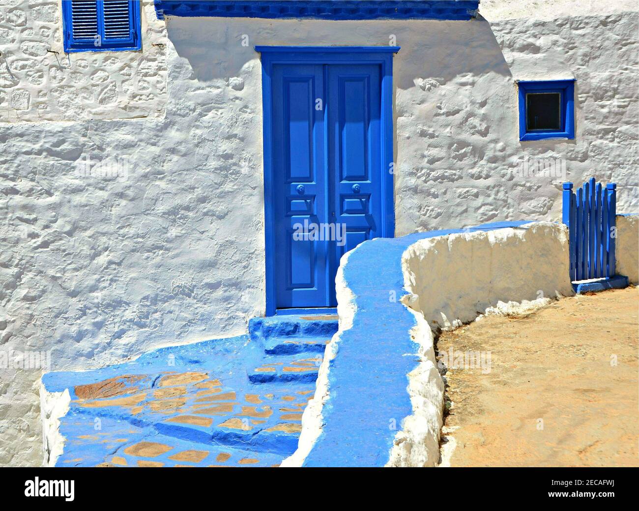 Façade traditionnelle blanchie à la chaux avec marches en pierre et ...