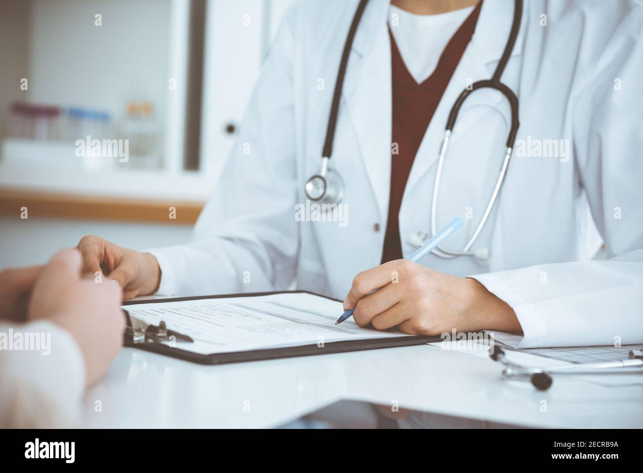 Femme-médecin inconnue remplissant un formulaire de demande en ...