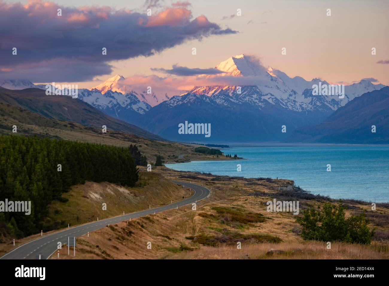 Vue sur le Mont Cook avec route et lac, coucher de soleil, lac Pukaki ...