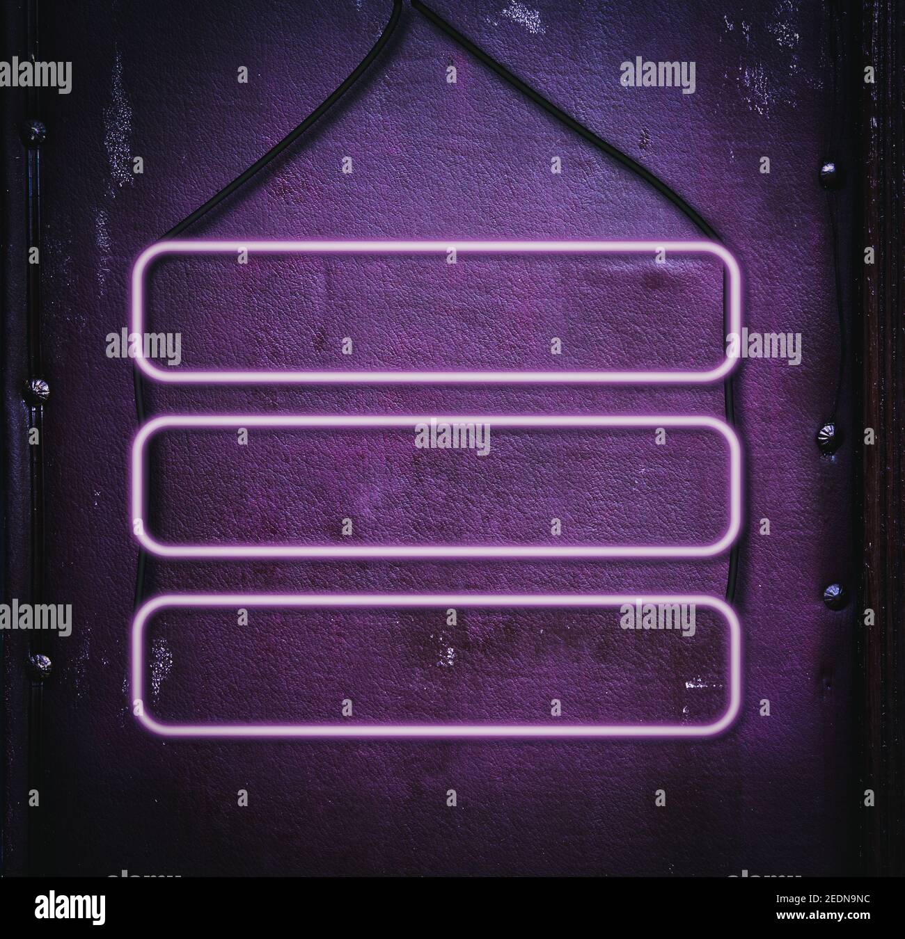 trois enseignes au néon vierges sont accrochées sur un câble noir, un ...