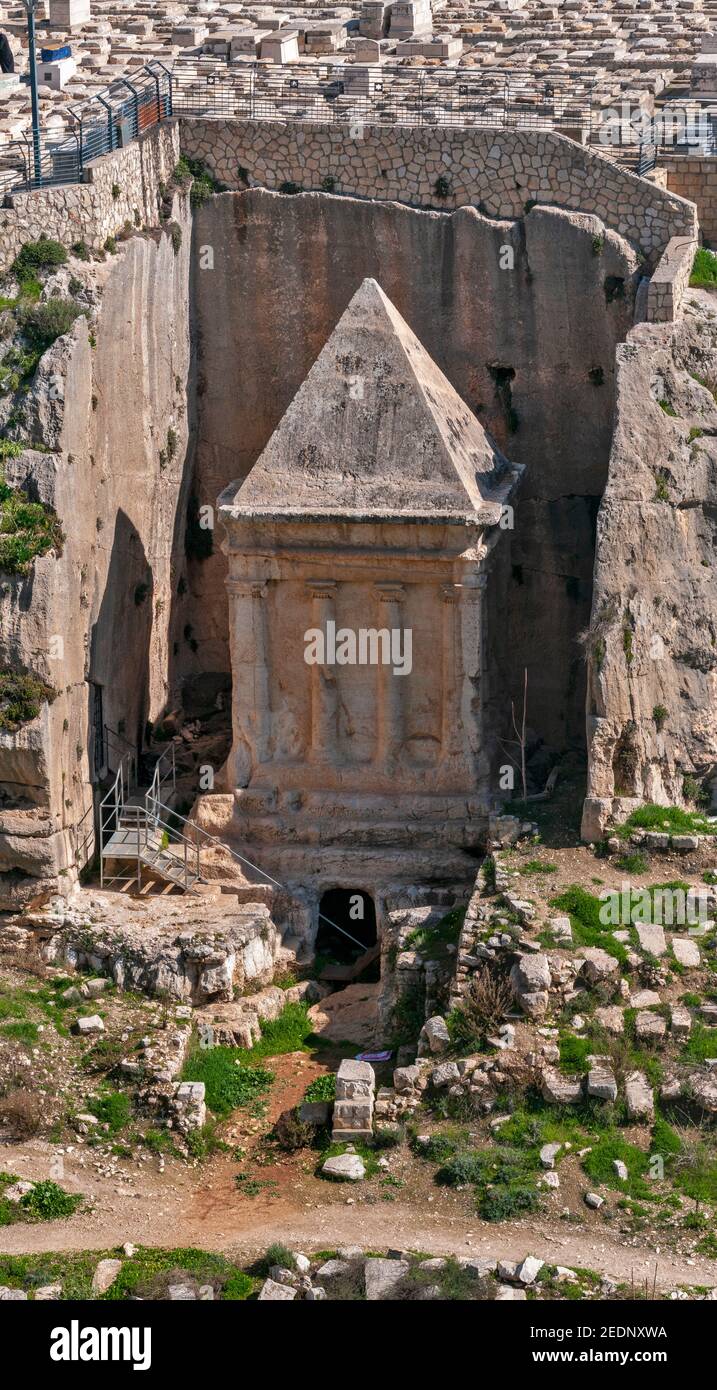 Le tombeau de Zacharie est un ancien monument en pierre adjacent Au ...