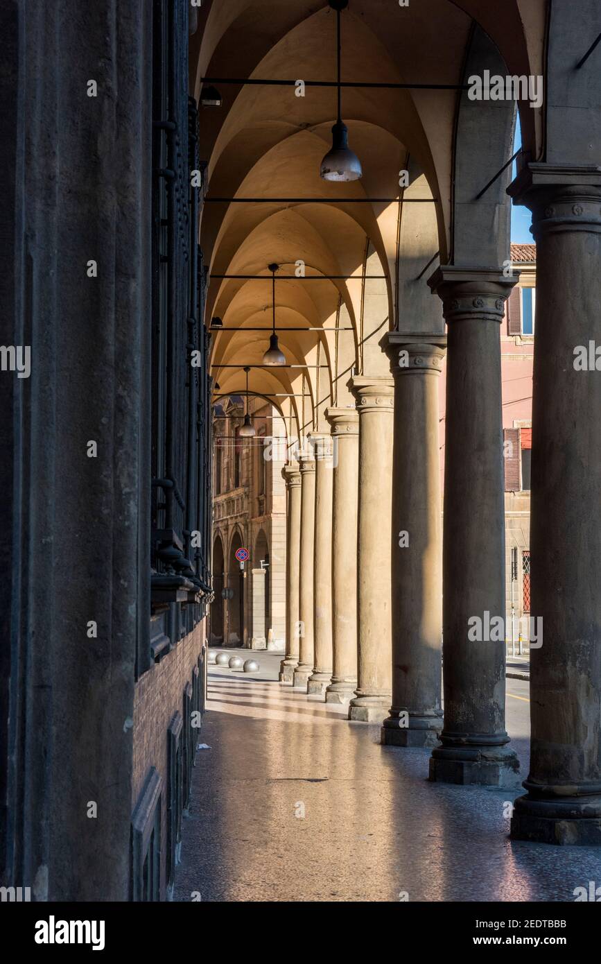 Lumière qui brille à travers un vieux portique avec des arches et des ...