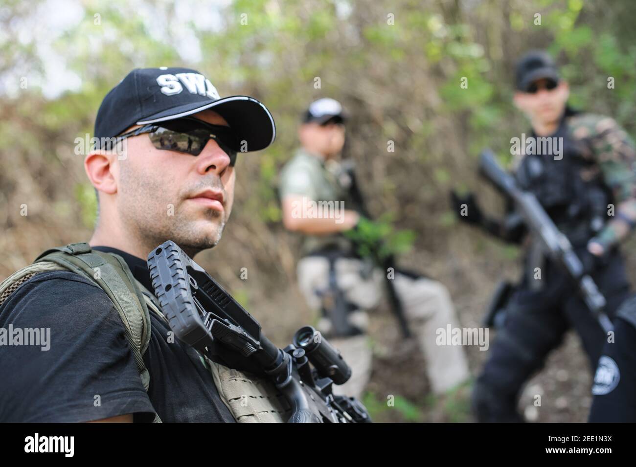 Les soldats de l'armée militaire en action le tir tactique au combat à ...