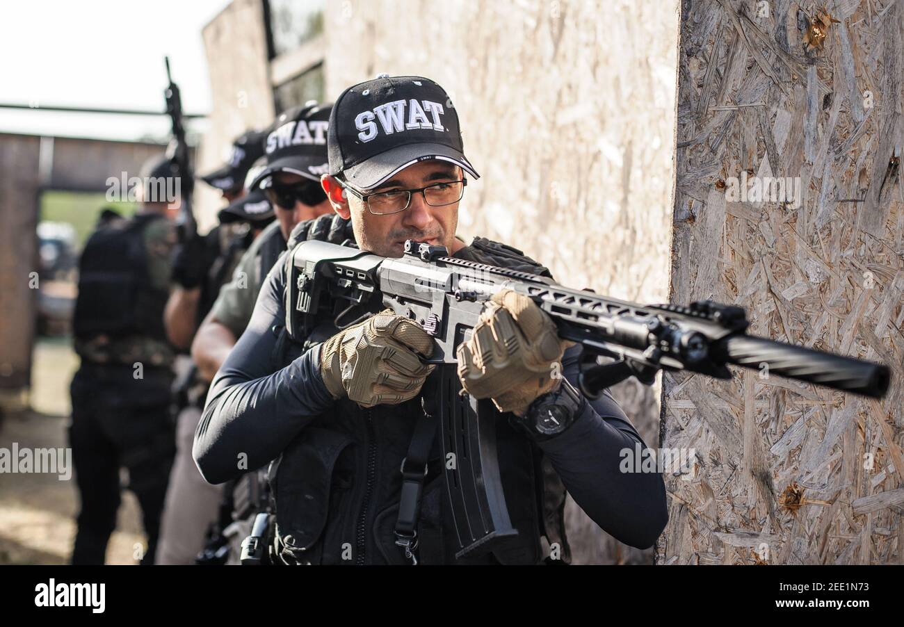 Les soldats de l'armée militaire en action le tir tactique au combat à ...