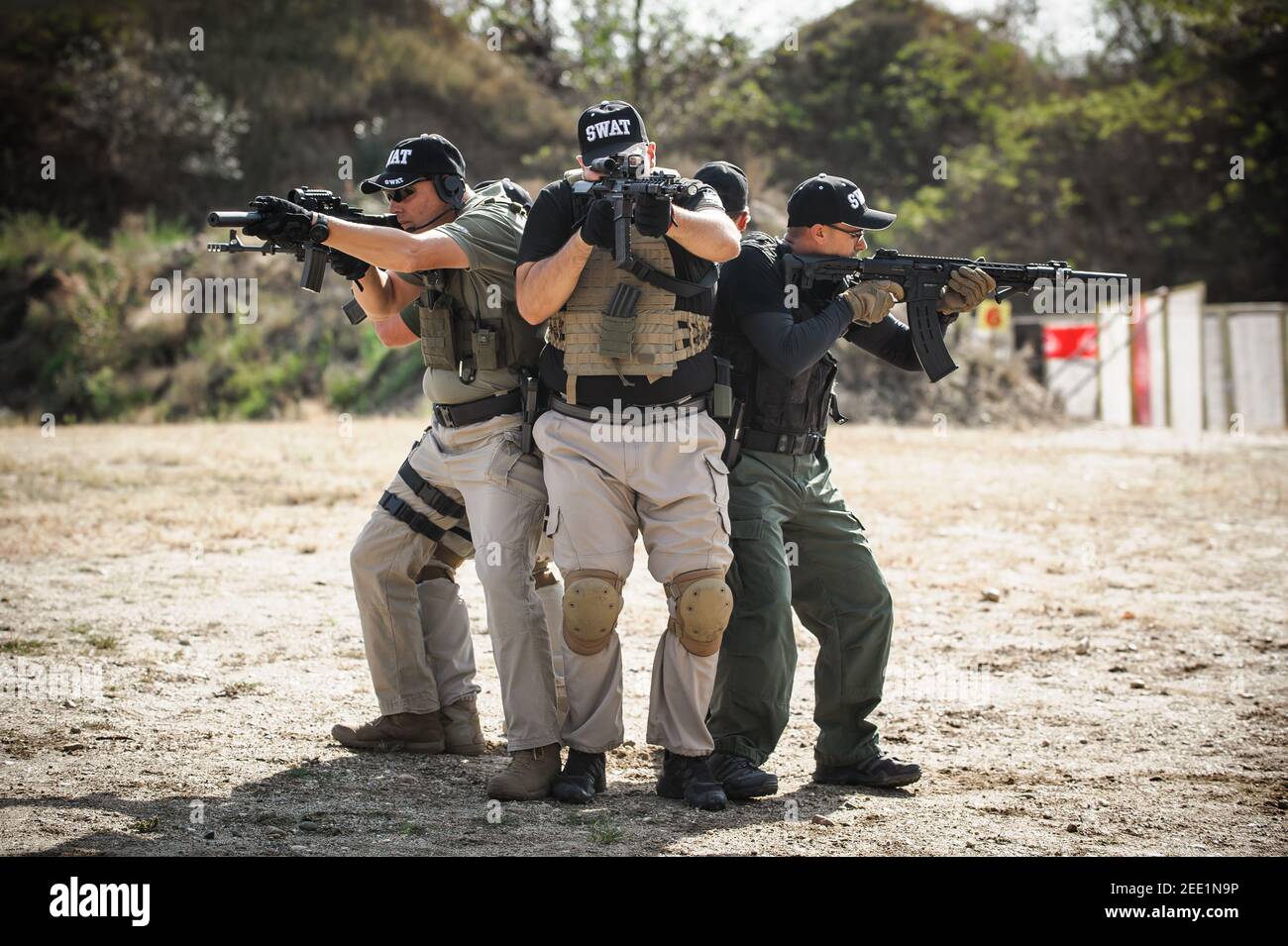 Les soldats de l'armée militaire en action le tir tactique au combat à ...
