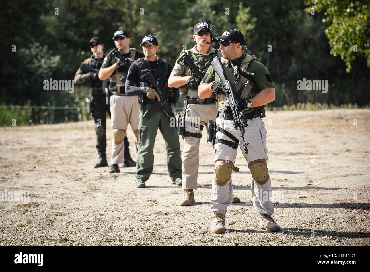 Les soldats de l'armée militaire en action le tir tactique au combat à ...
