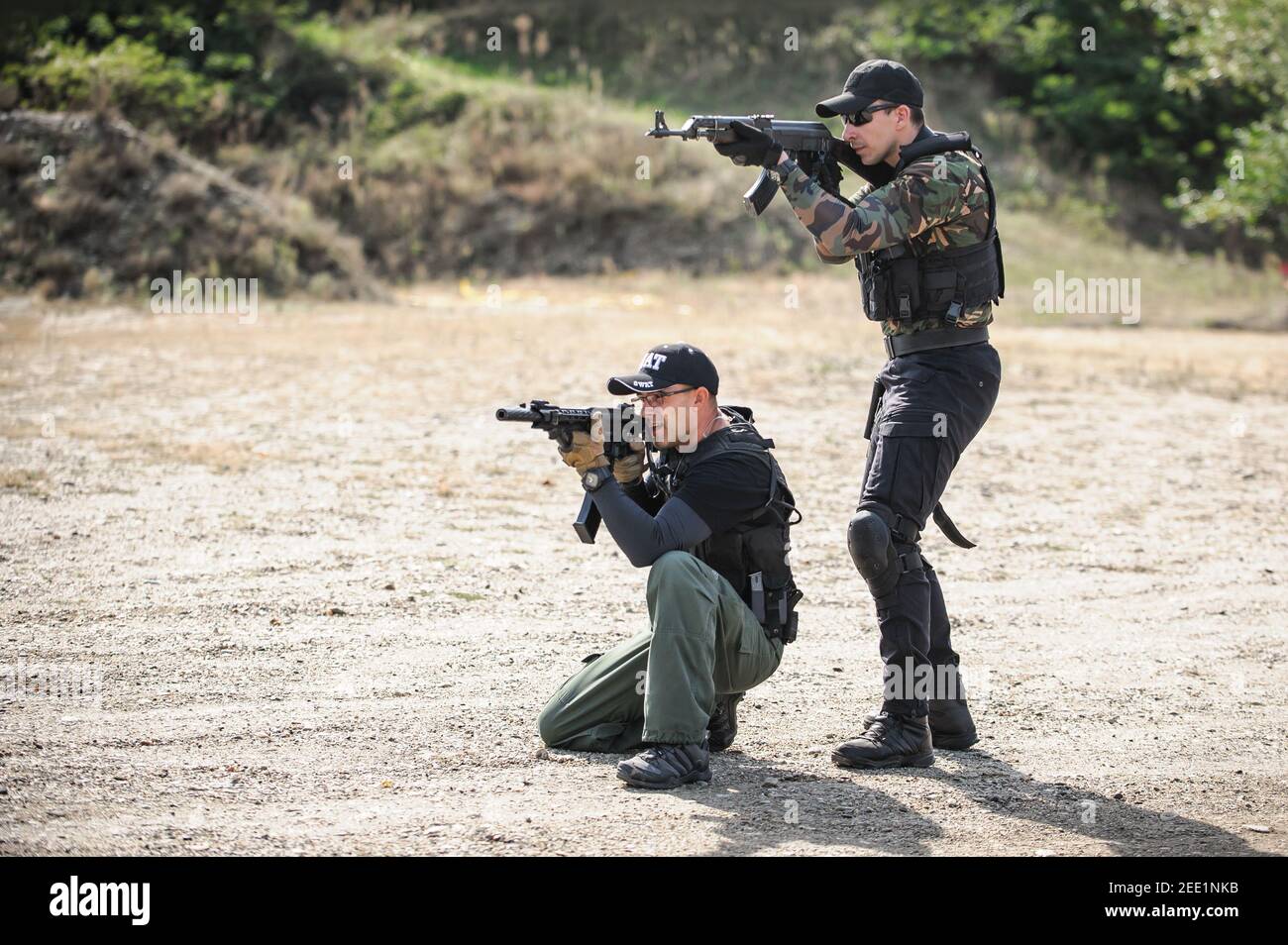 Les soldats de l'armée militaire en action le tir tactique au combat à ...