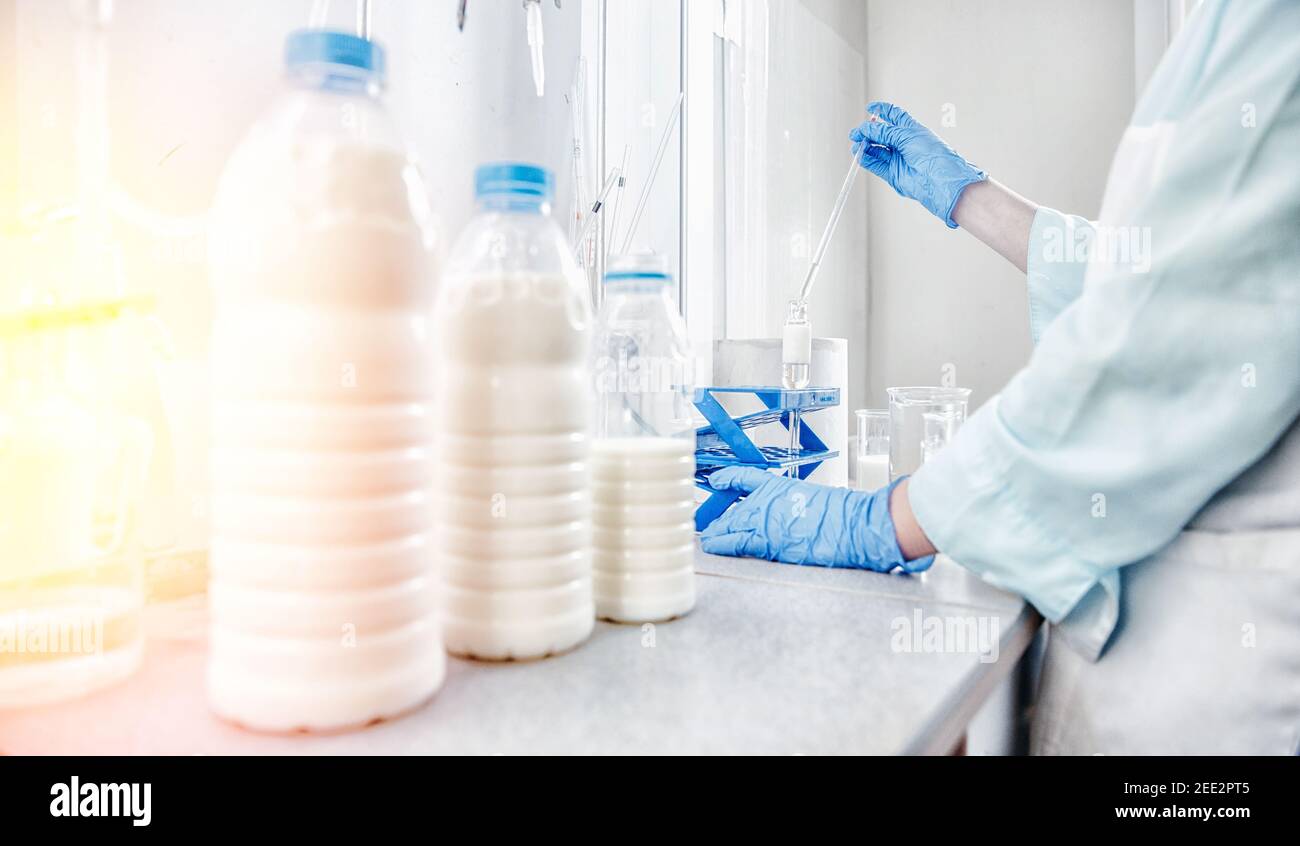 Test de contrôle de la qualité du lait en laboratoire. Produits de l ...