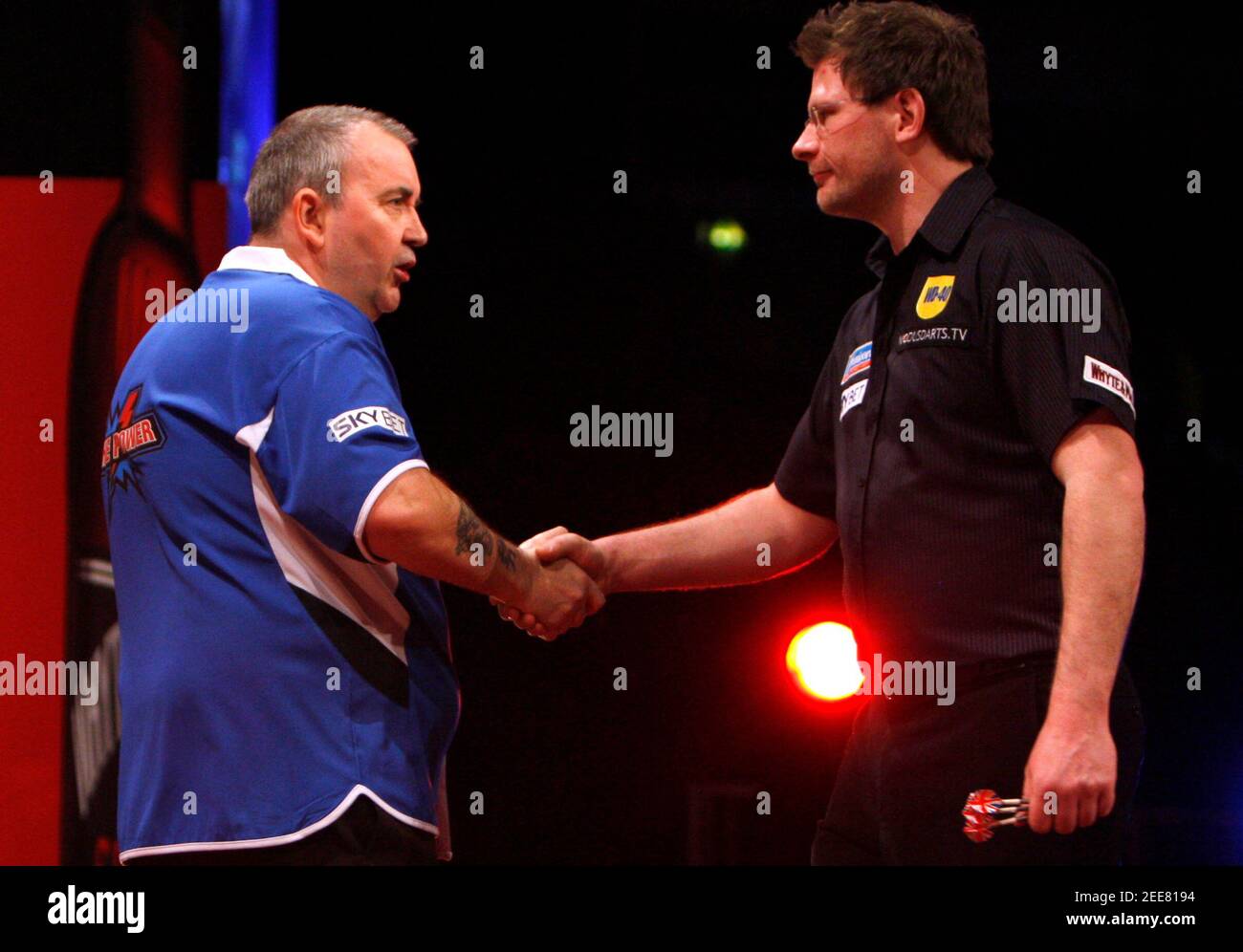 Phil taylor serre la main Banque de photographies et d’images à haute ...