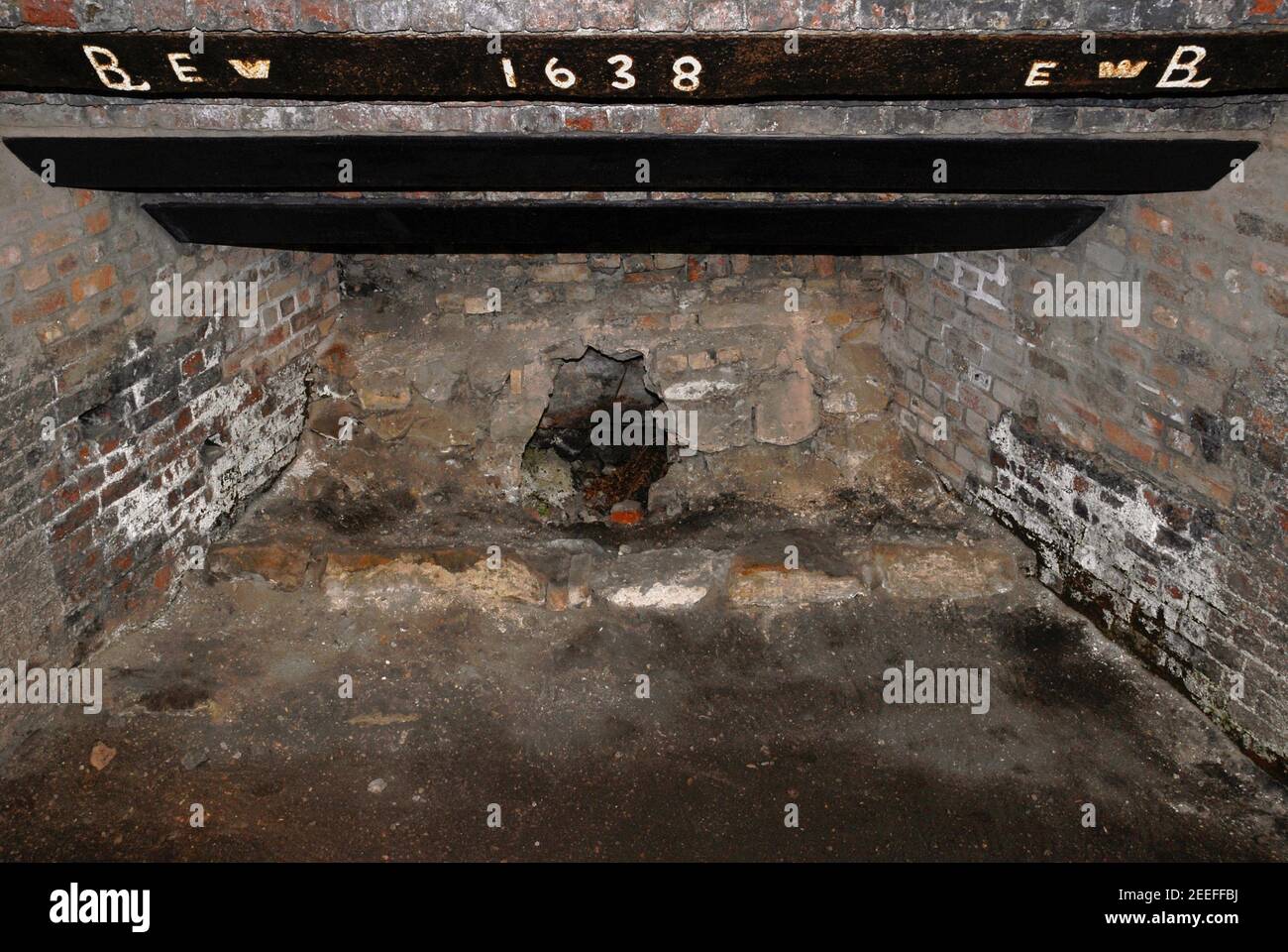 Ce linteau de fer avec une date de construction de 1638 aide à soutenir ...